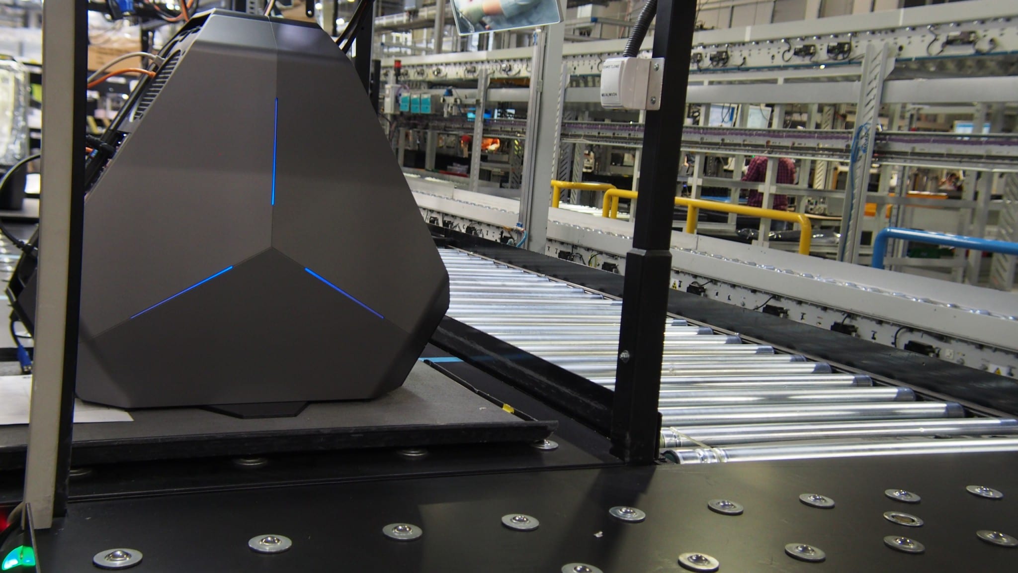 מבט מבפנים: איך פועל מפעל לייצור מחשבים? - החיבור