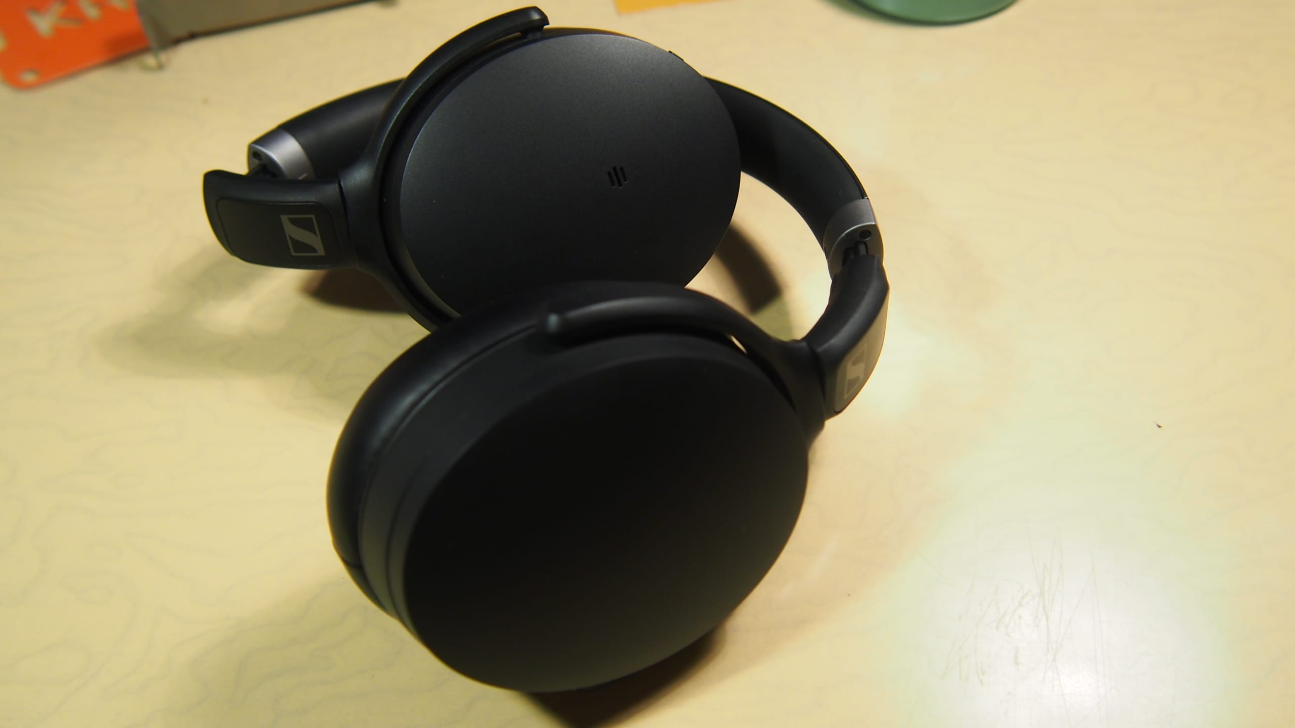 Sennheiser HD450: אוזניות סנהייזר להמונים ב-850 שקלים - החיבור