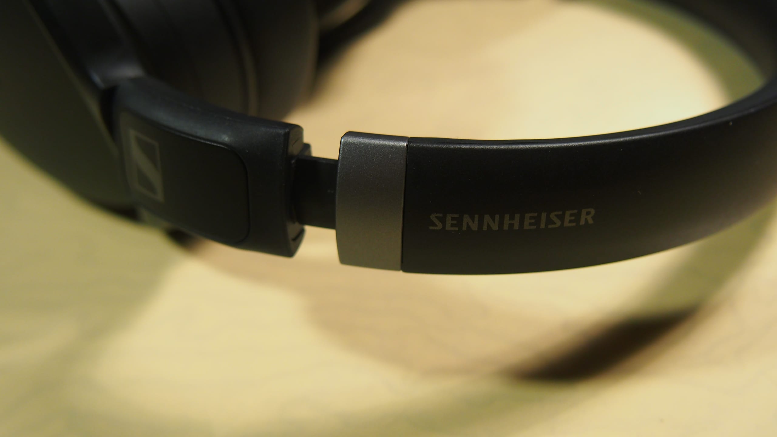 Sennheiser HD450: אוזניות סנהייזר להמונים ב-850 שקלים - החיבור